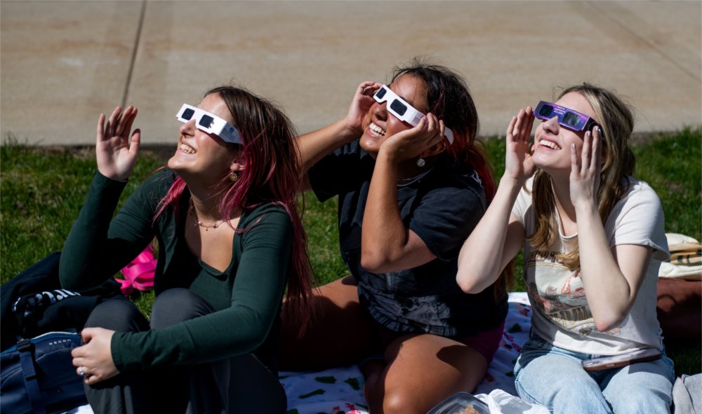 GVSU in photos: Solar eclipse viewing event draws more than 1,000 - GVNext