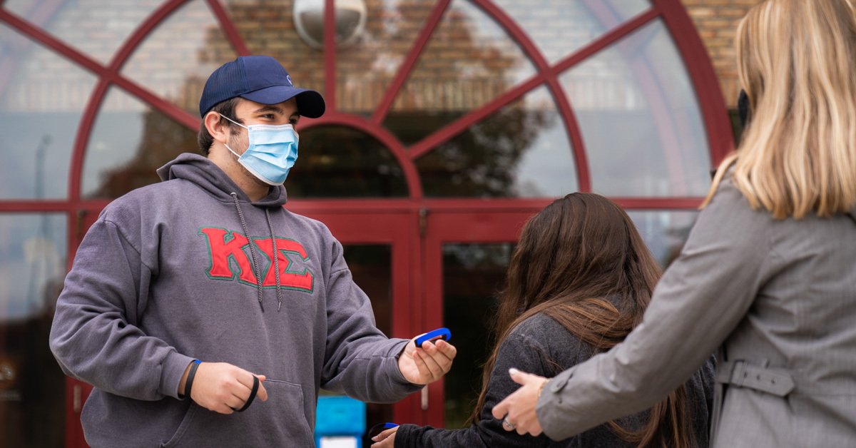 Students hand out wristbands to encourage COVID-safe behaviors - GVNext